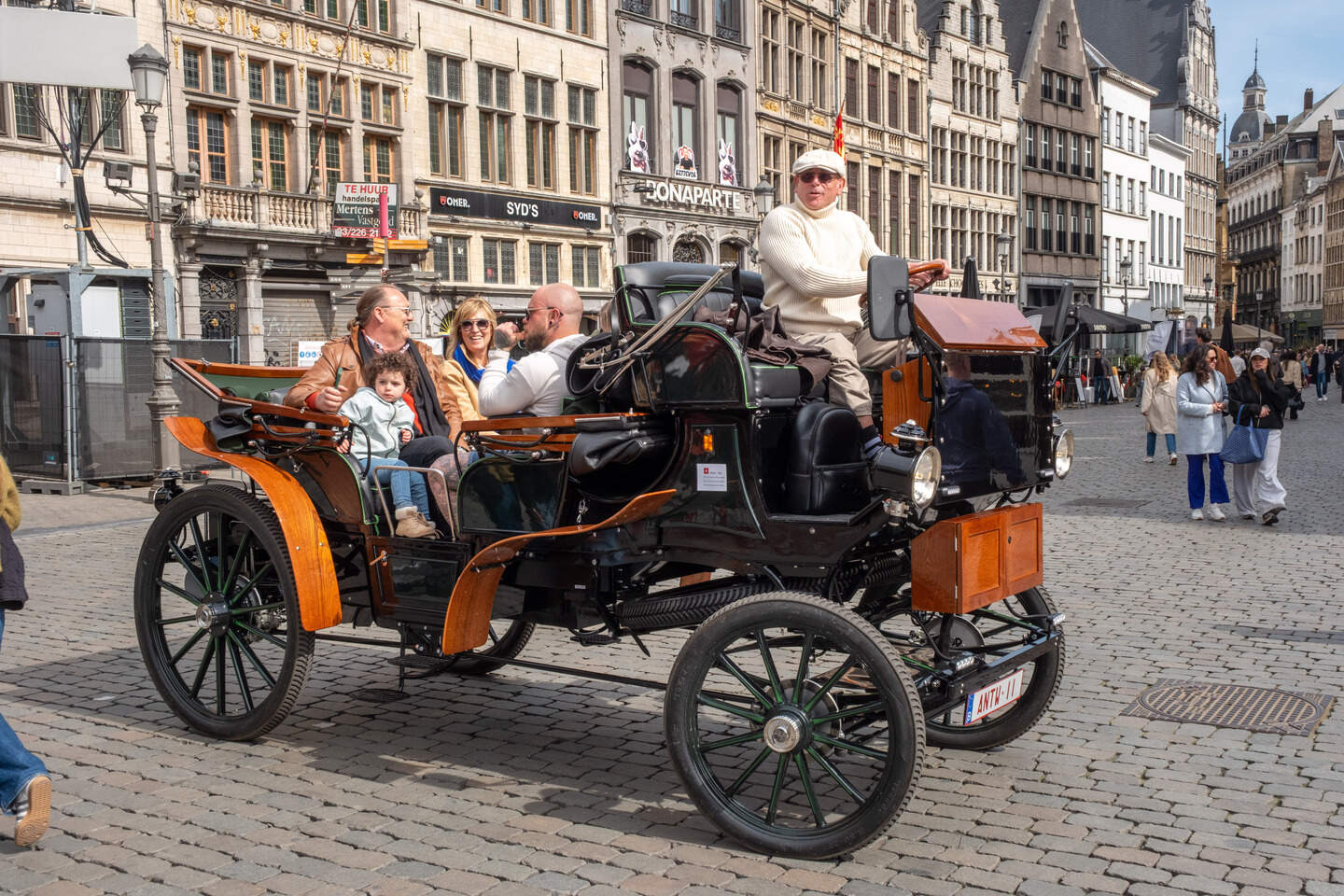Koets zonder paard verdeelt Antwerpen: “Je glijdt door de stad, maar ...