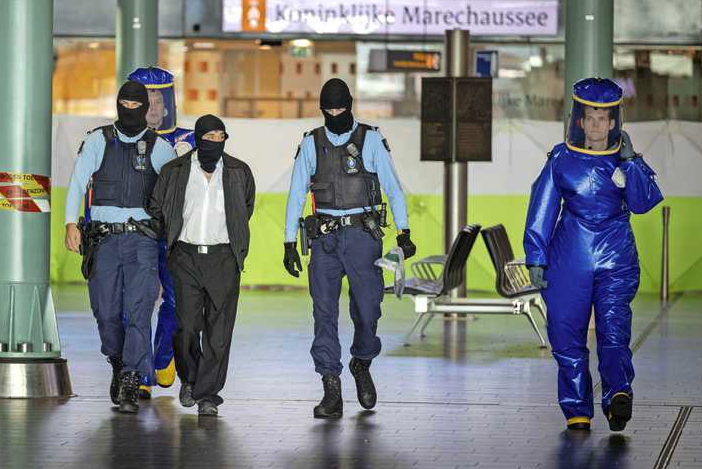 Reiziger in Schiphol zegt dat hij gevaarlijke stof bij zich heeft ...
