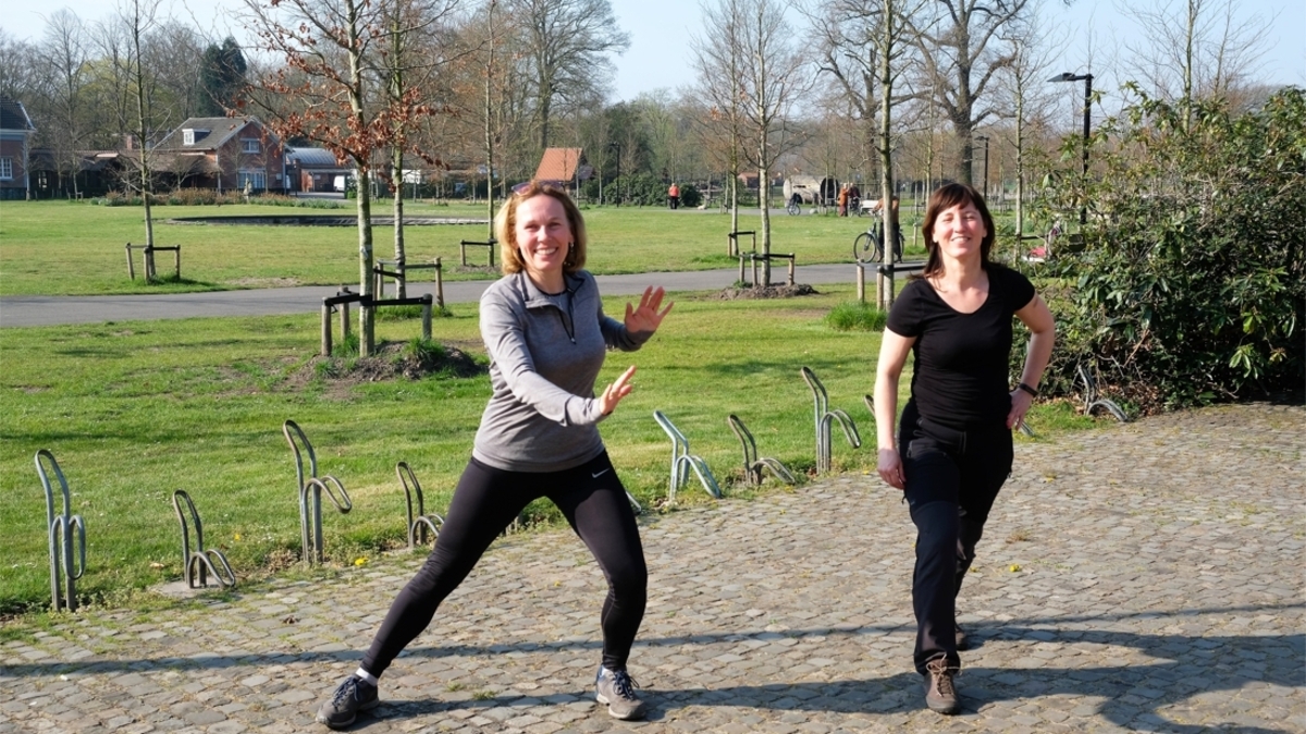 Esther en Cindy zijn dol op bitter koude trektochten: “Het is een ...