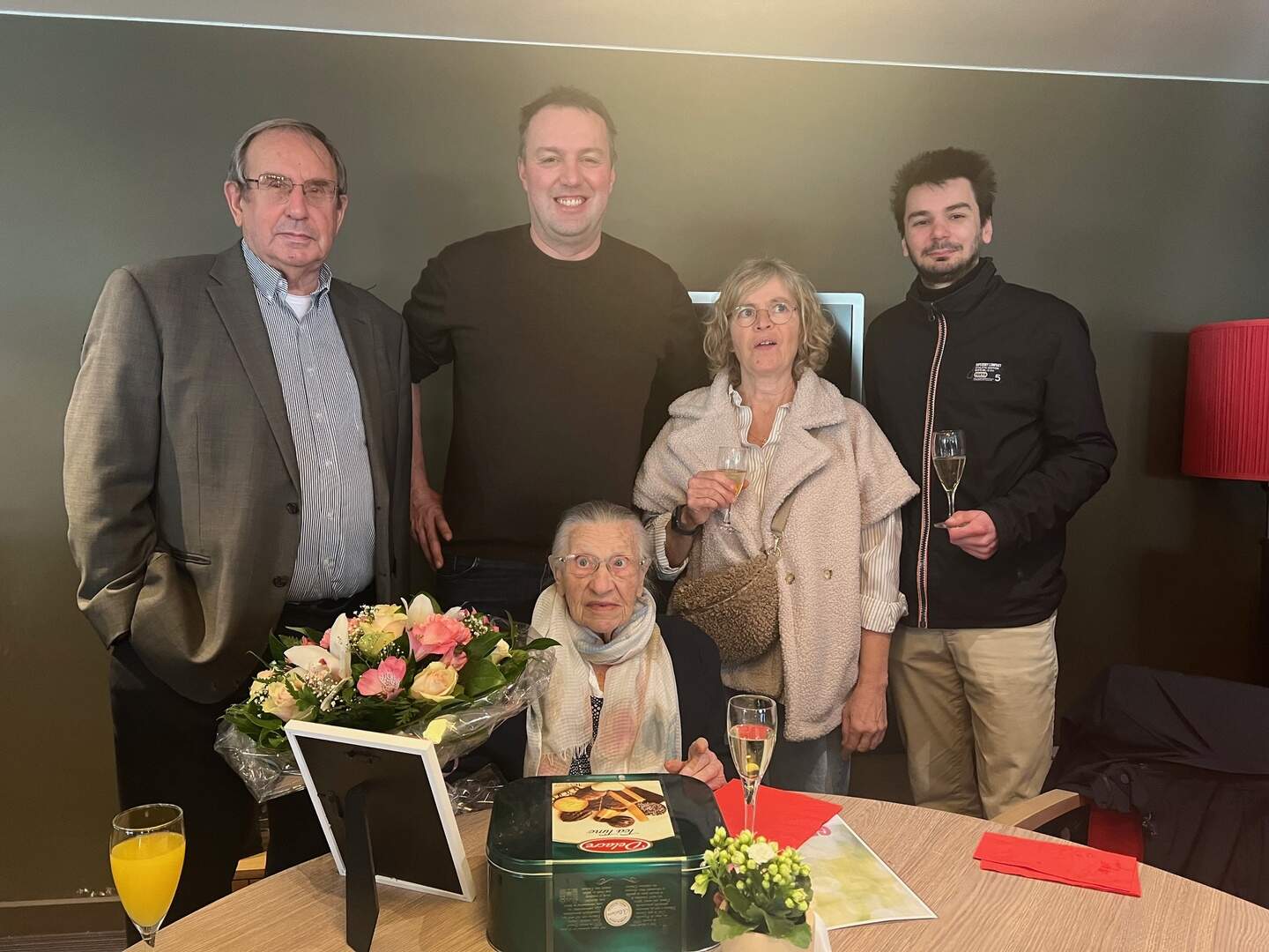 Ze schelen een hele eeuw: ‘tante’ Mella (105) krijgt felicitaties van ...