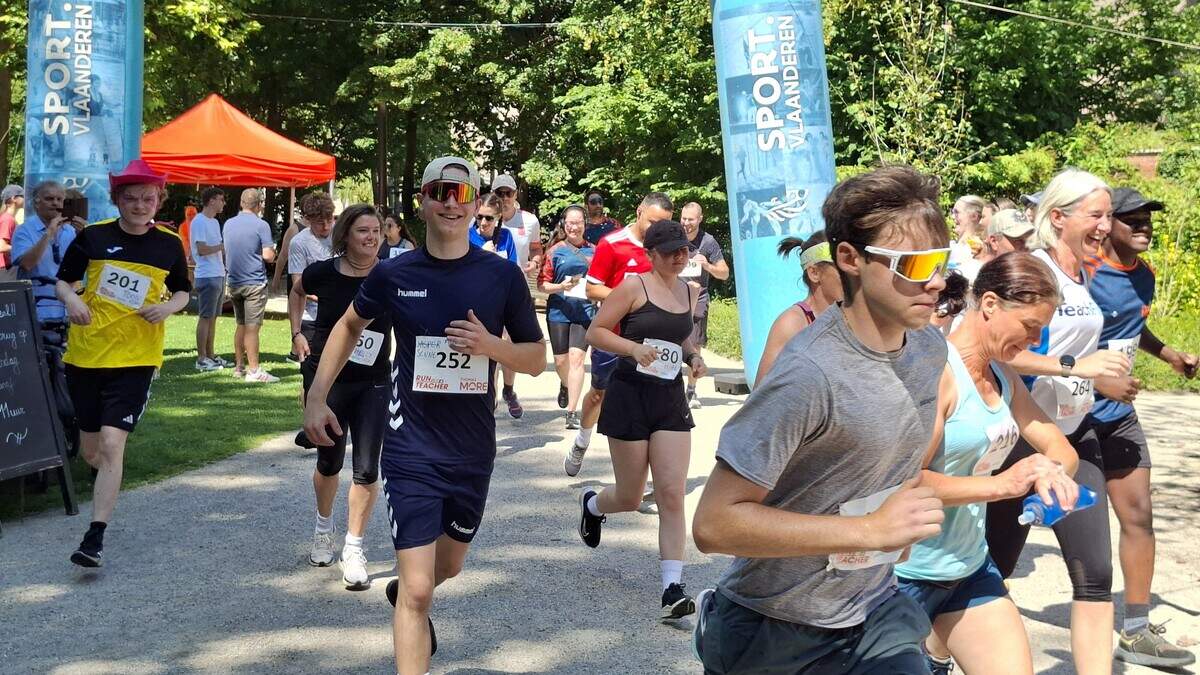 Studenten en docenten Thomas More lopen ondanks hitte voor het goede ...