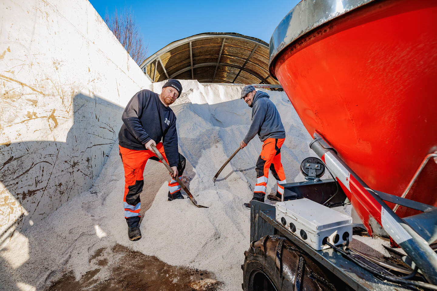 Op bezoek bij ‘de prins en de koning’ van de Heistse strooidienst: “We ...