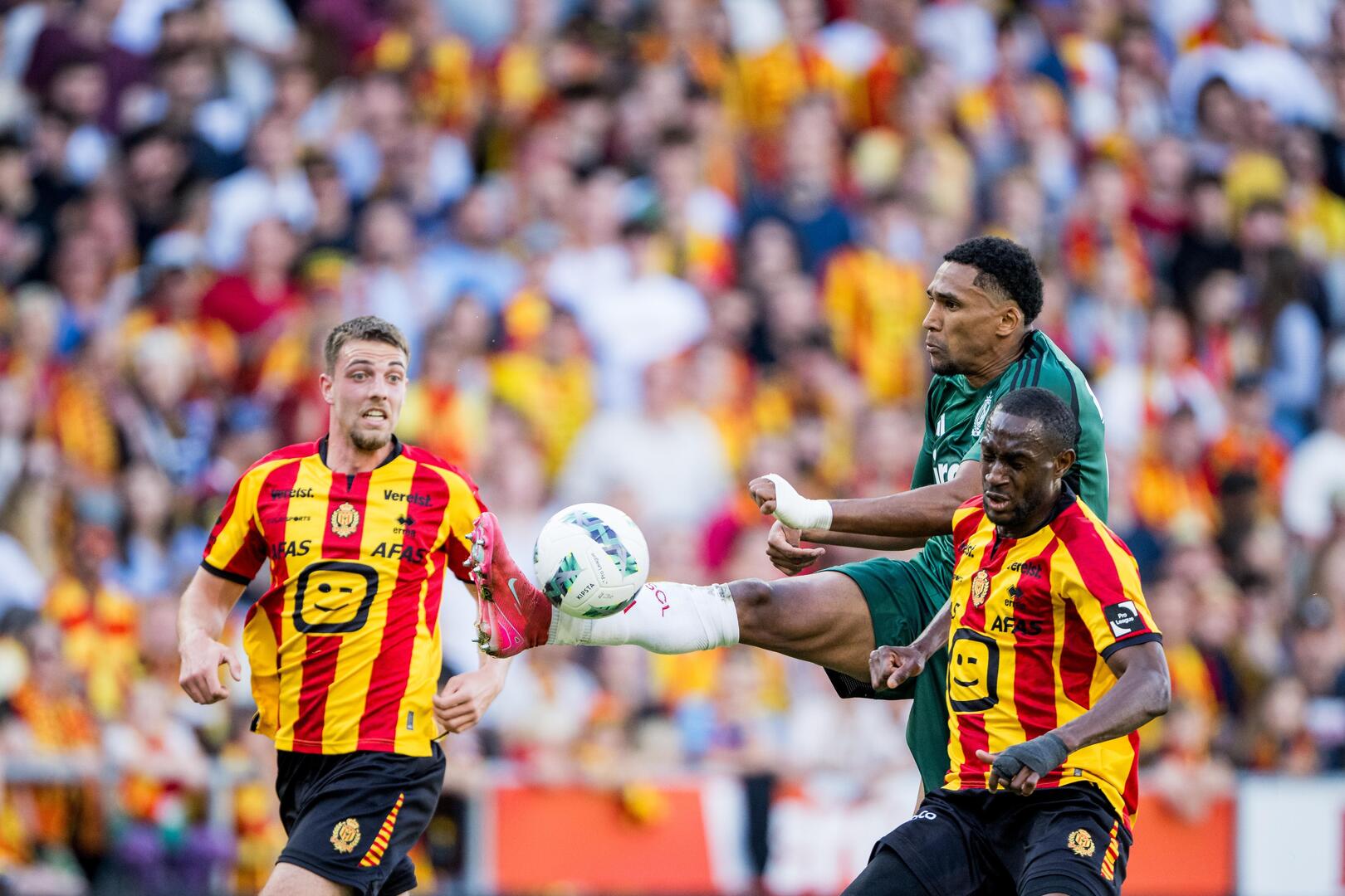 KV Mechelen bijt tanden stuk op tienkoppig Standard, Charleroi wint zo ...