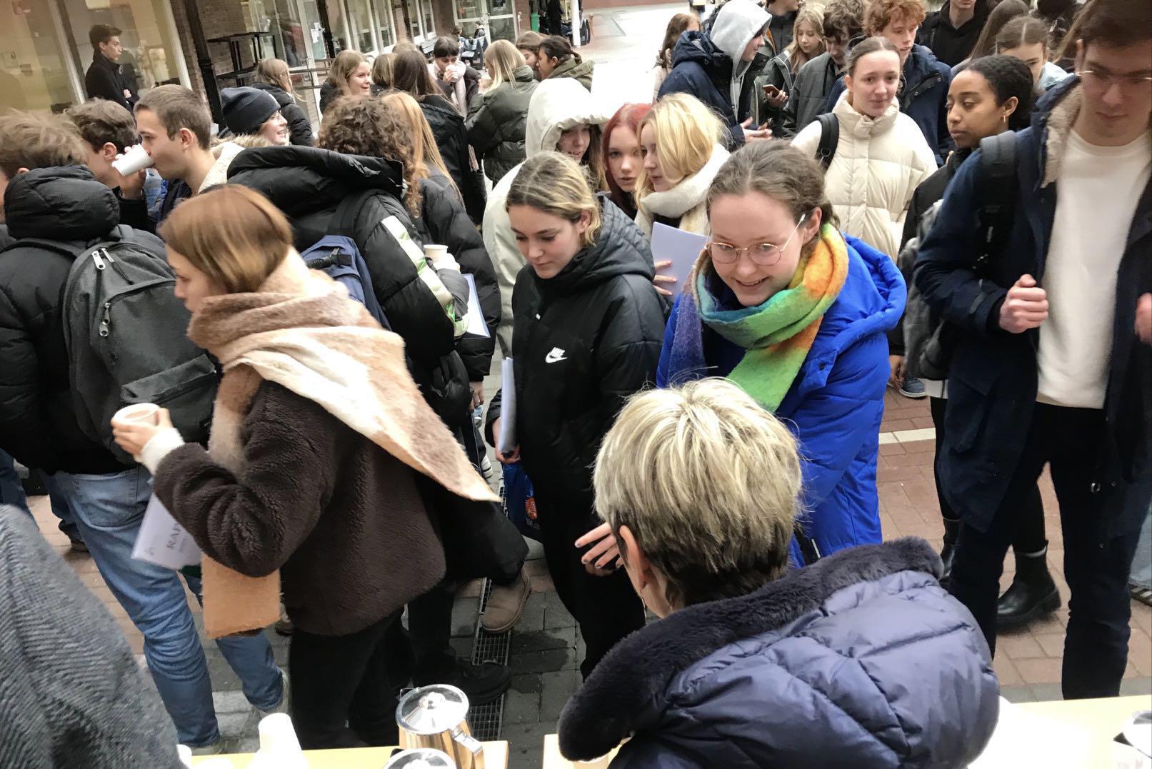 Leerlingen brengen nuttige cadeaus mee naar school voor ...
