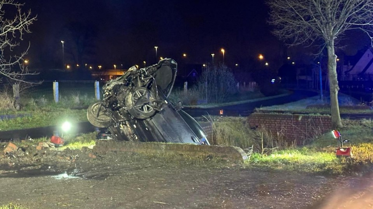 Eén zwaargewonde na zware crash waarbij auto tot schroot wordt herleid ...