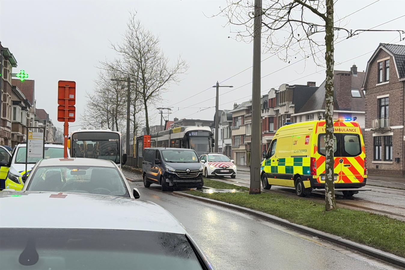 Trambestuurder krijgt glas in gezicht na ongeval in Mortsel | GVA