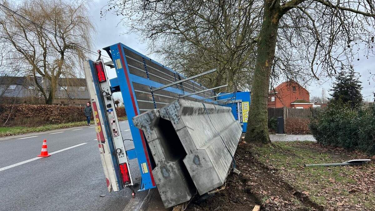 28 ton zwaar geladen vrachtwagen gekanteld in Rumst: bestuurder ...