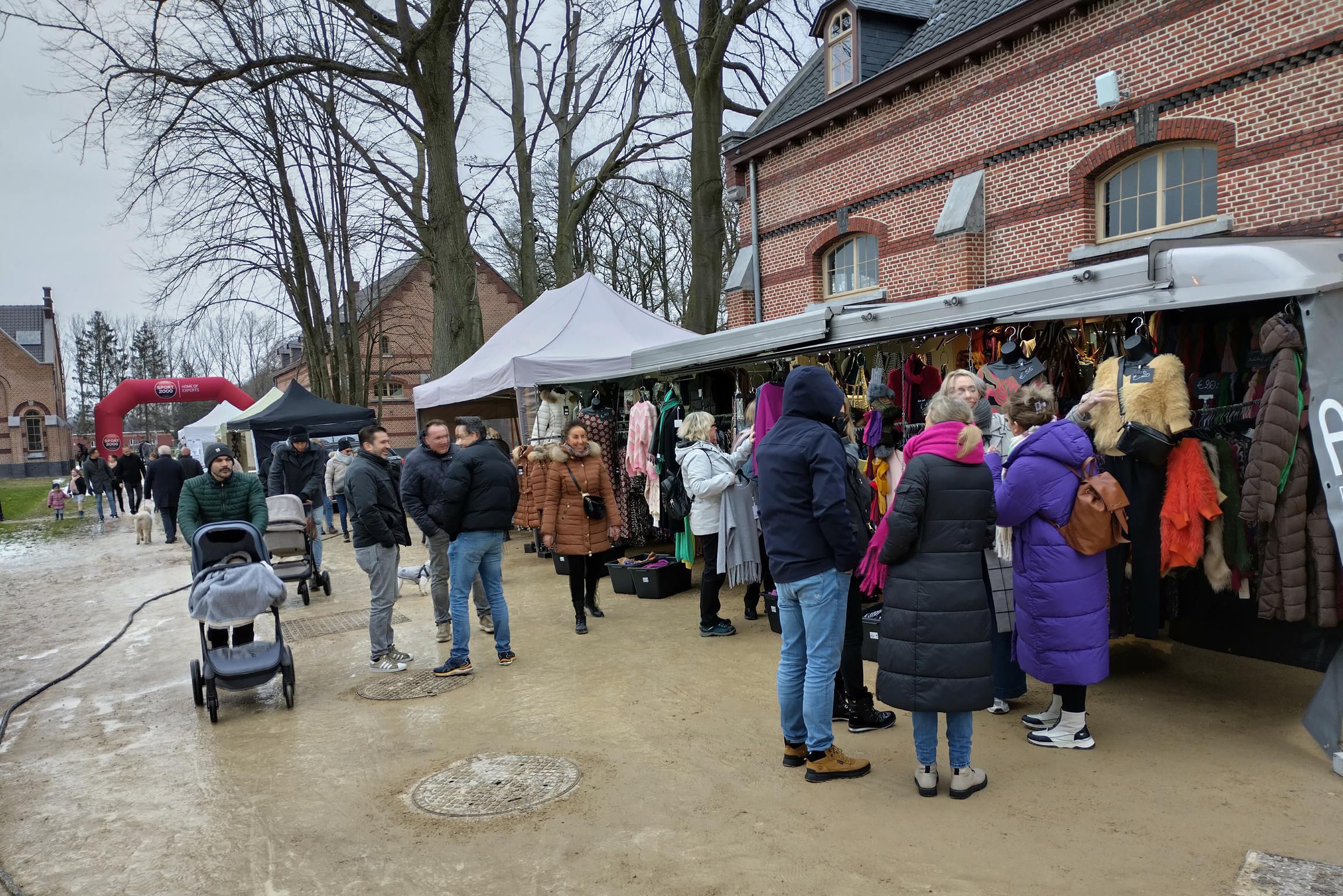 Bezoekers trotseren de koude op eerste wintermarkt in Merksplas-Kolonie ...