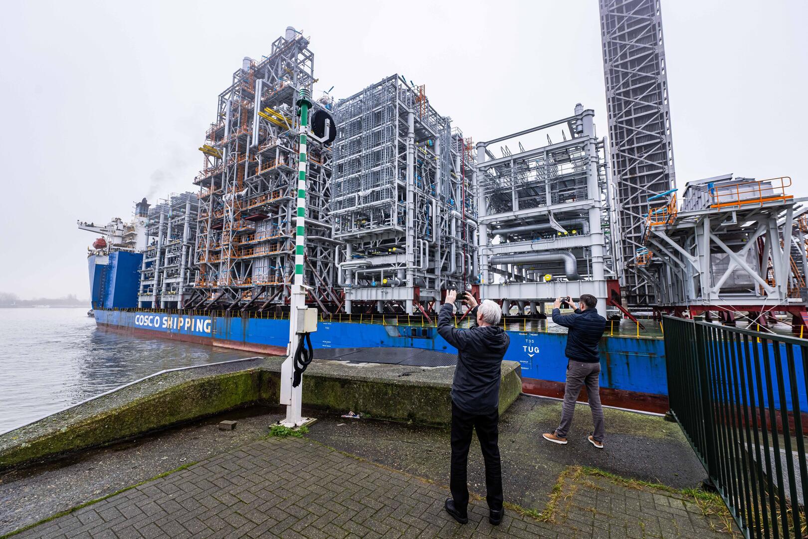 Terwijl TotalEnergies zijn ethyleenfabriek in Antwerpse haven sluit ...