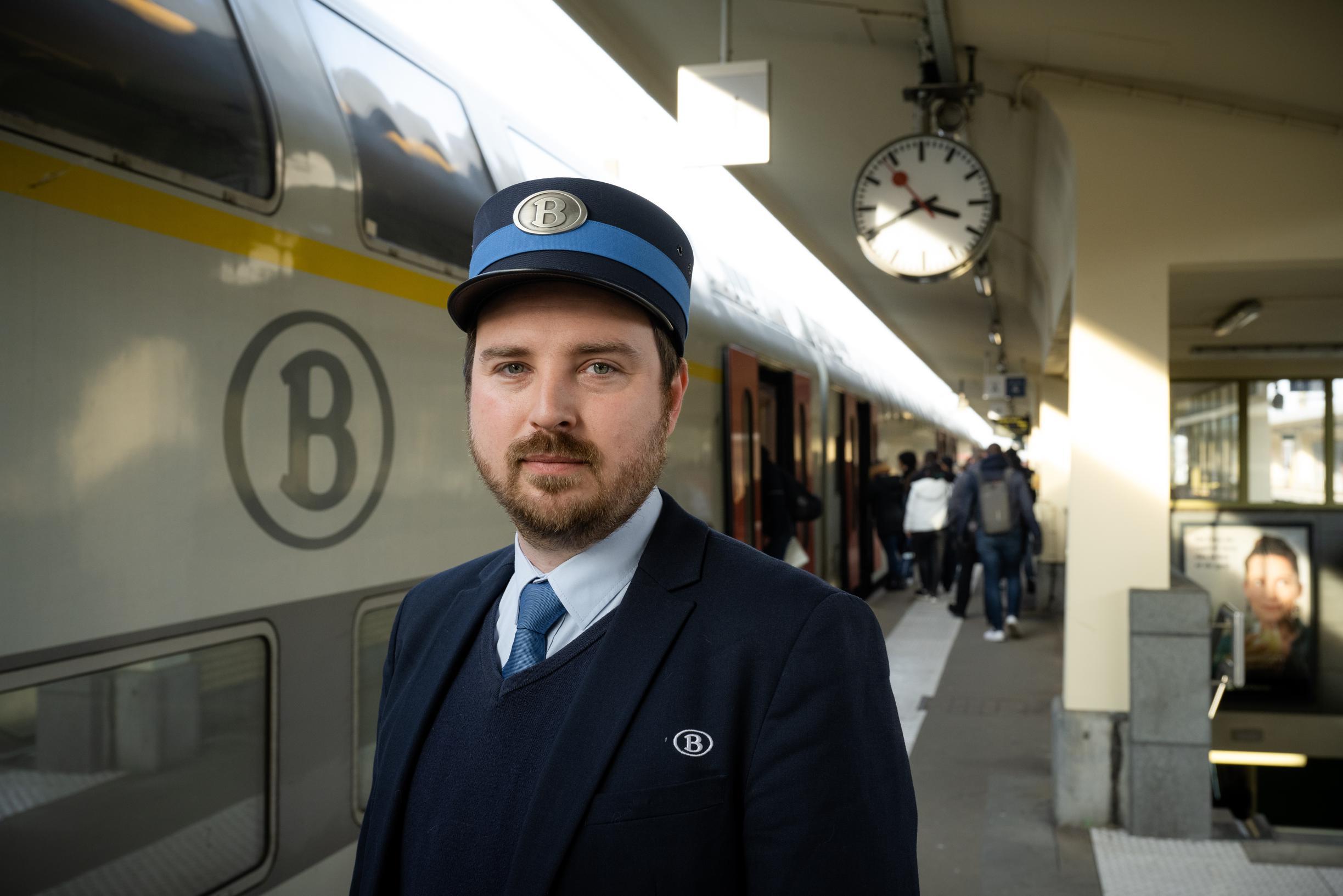 “Ik zie die vuist soms nog voor me”: treinbegeleider over de agressie ...