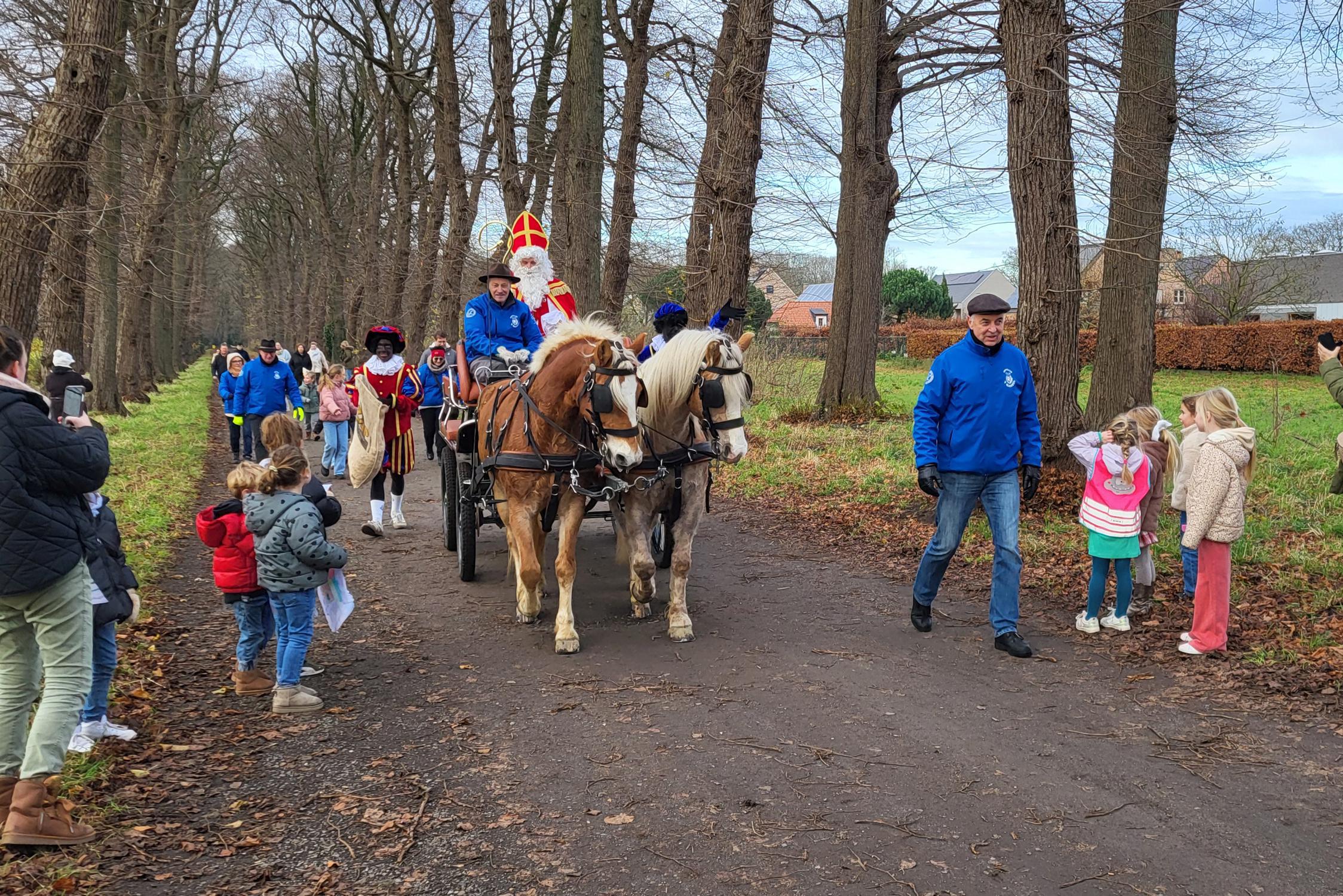 Sint komt met koets van kasteel naar kinderen | GVA