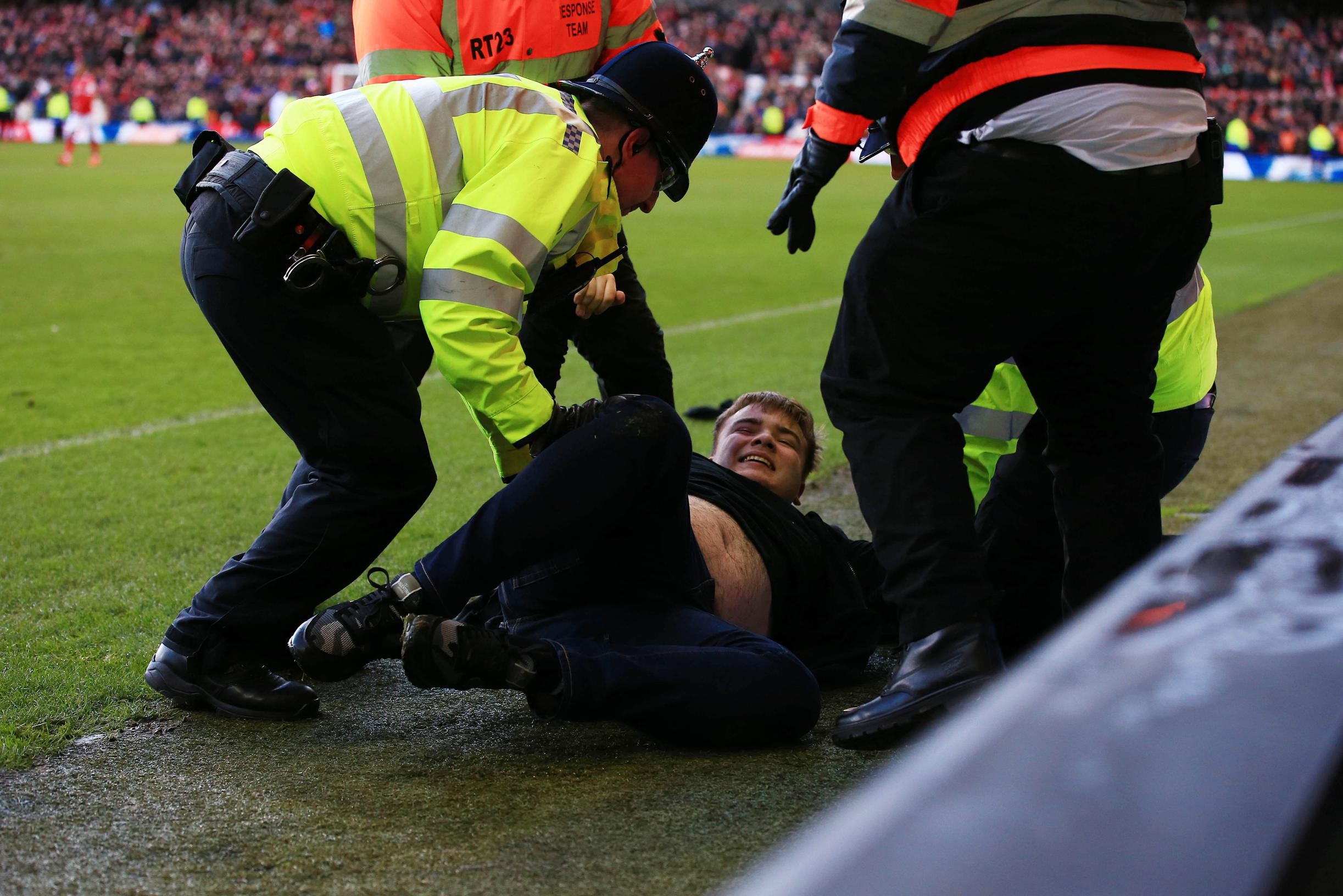Ook Engelse voetbalfans misdragen zich bij terugkeer in stadions ...