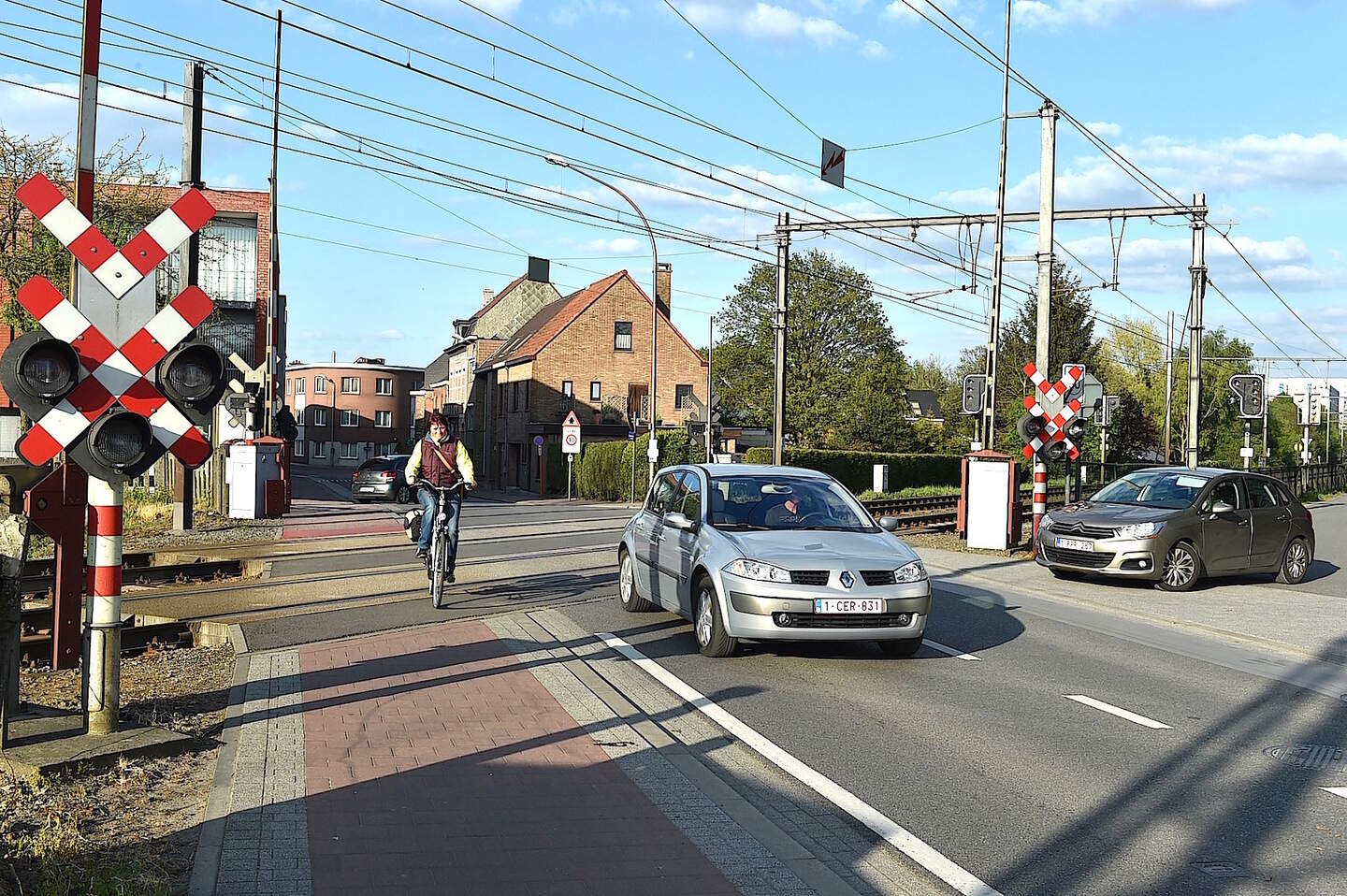 Automobilisten menen ‘gevaarlijke situatie’ te zien aan spooroverweg in ...