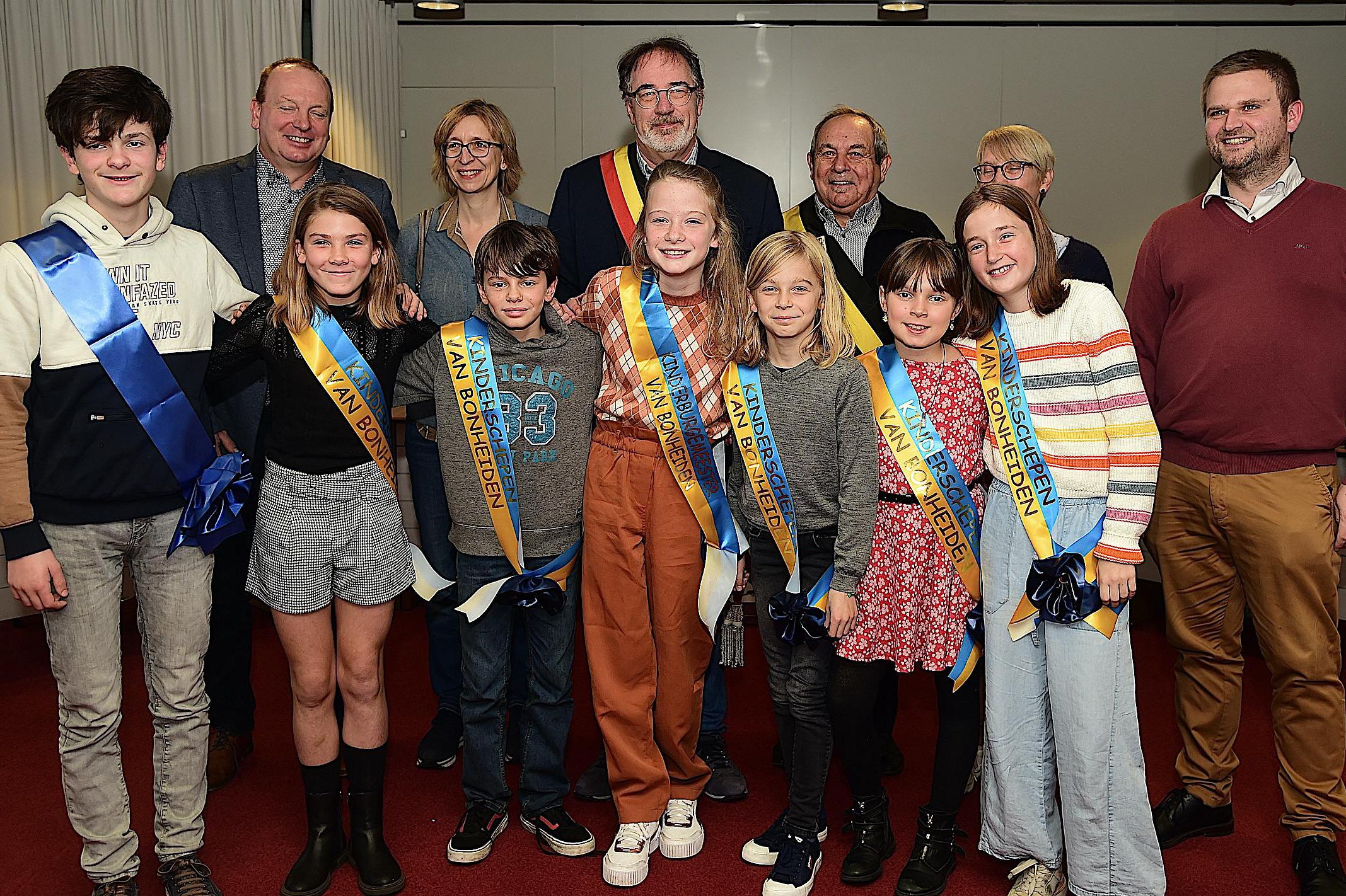Leden van kindergemeenteraad leggen eed af: “Misschien ga ik later wel ...