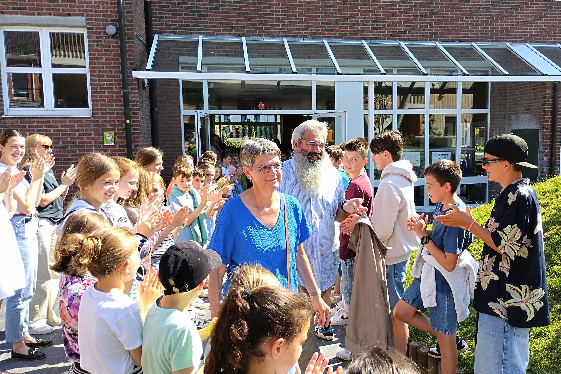 VBS Yugro zwaait leerkrachten Koen en Jeanine uit met erehaag | GVA