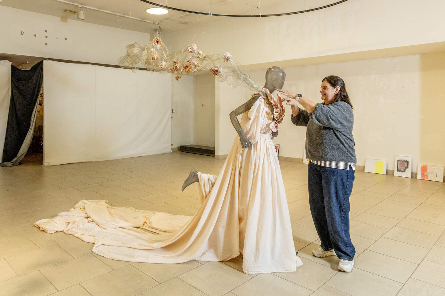 Drie vrouwelijke kunstenaars vinden elkaar in nieuwe expo ‘Talking ...