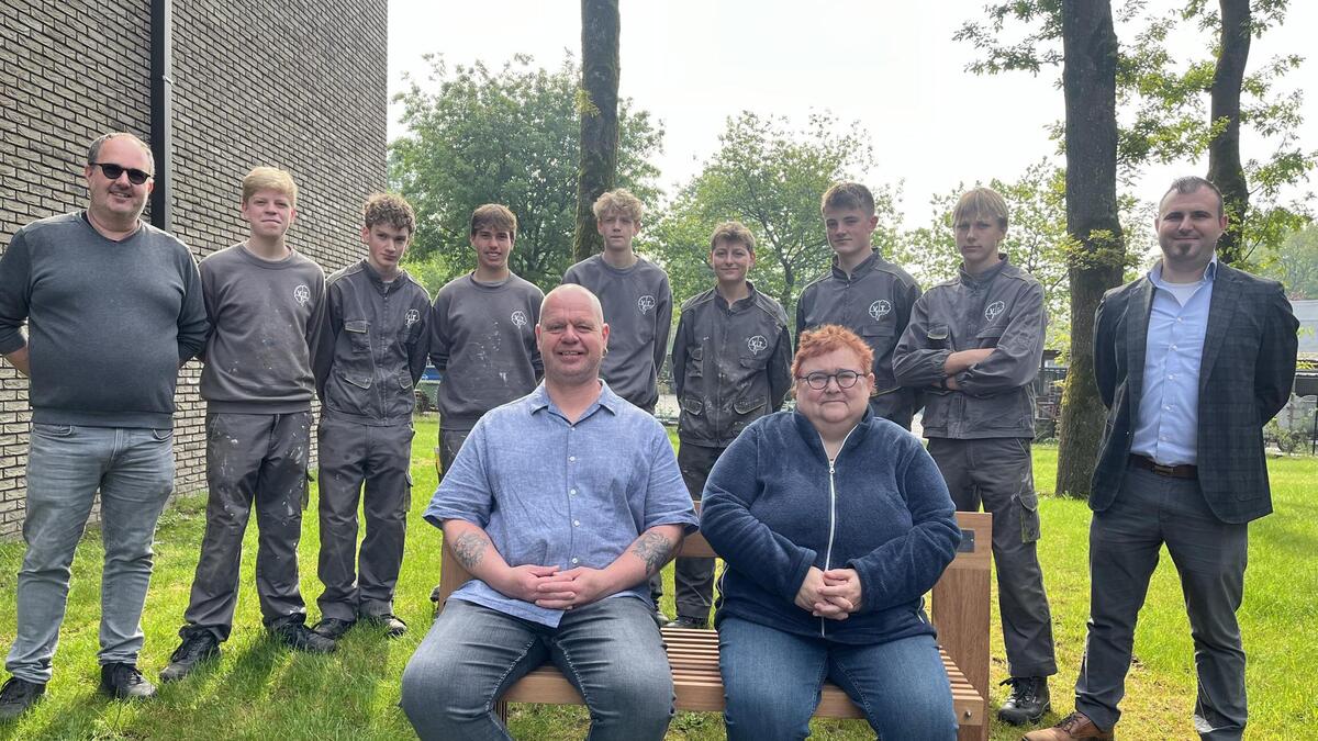 Leerlingen VTI Zandhoven maken chique tuinbanken voor bewoners De ...