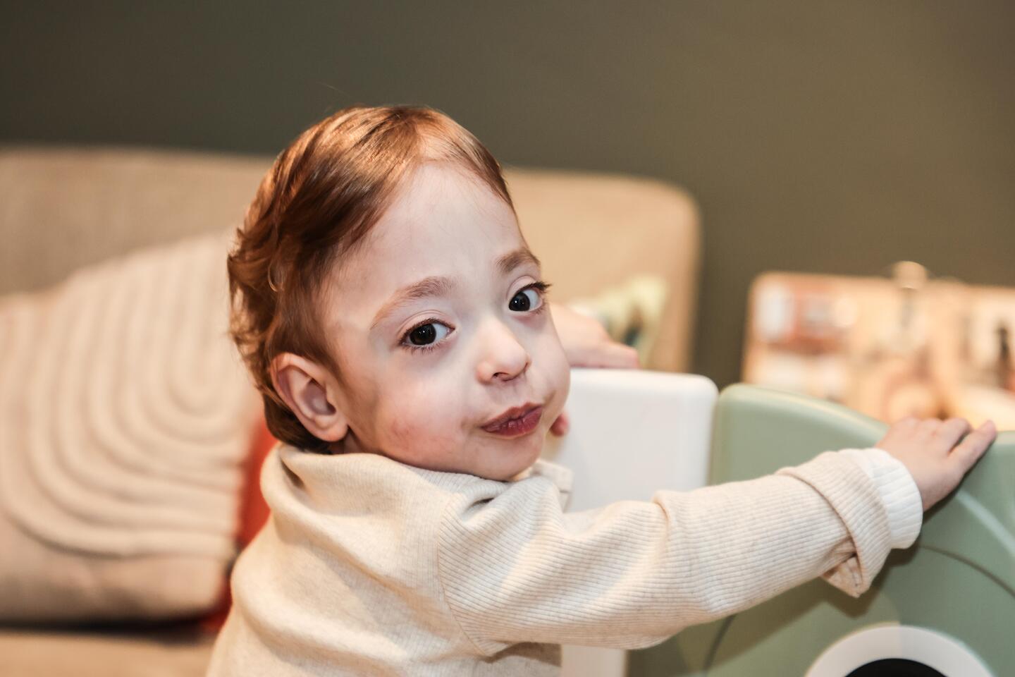 Vic (1,5) werd geboren met zeldzame afwijking en kan niet eten of ...