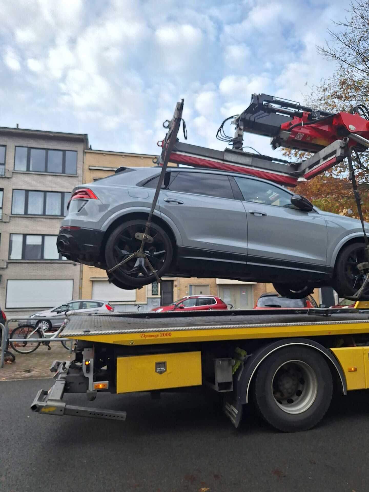 Politie verzegelt garage in Deurne en neemt elf huurwagens in beslag in ...