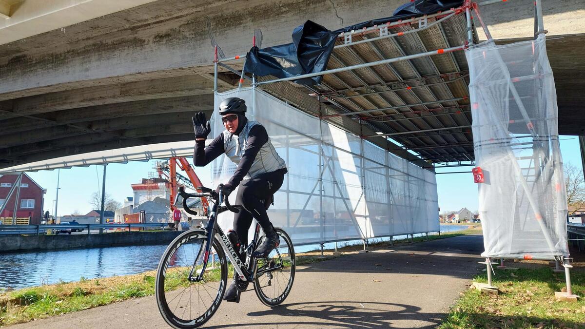 Fietsers kunnen veilig onder brokkelbrug rijden dankzij beschermende ...