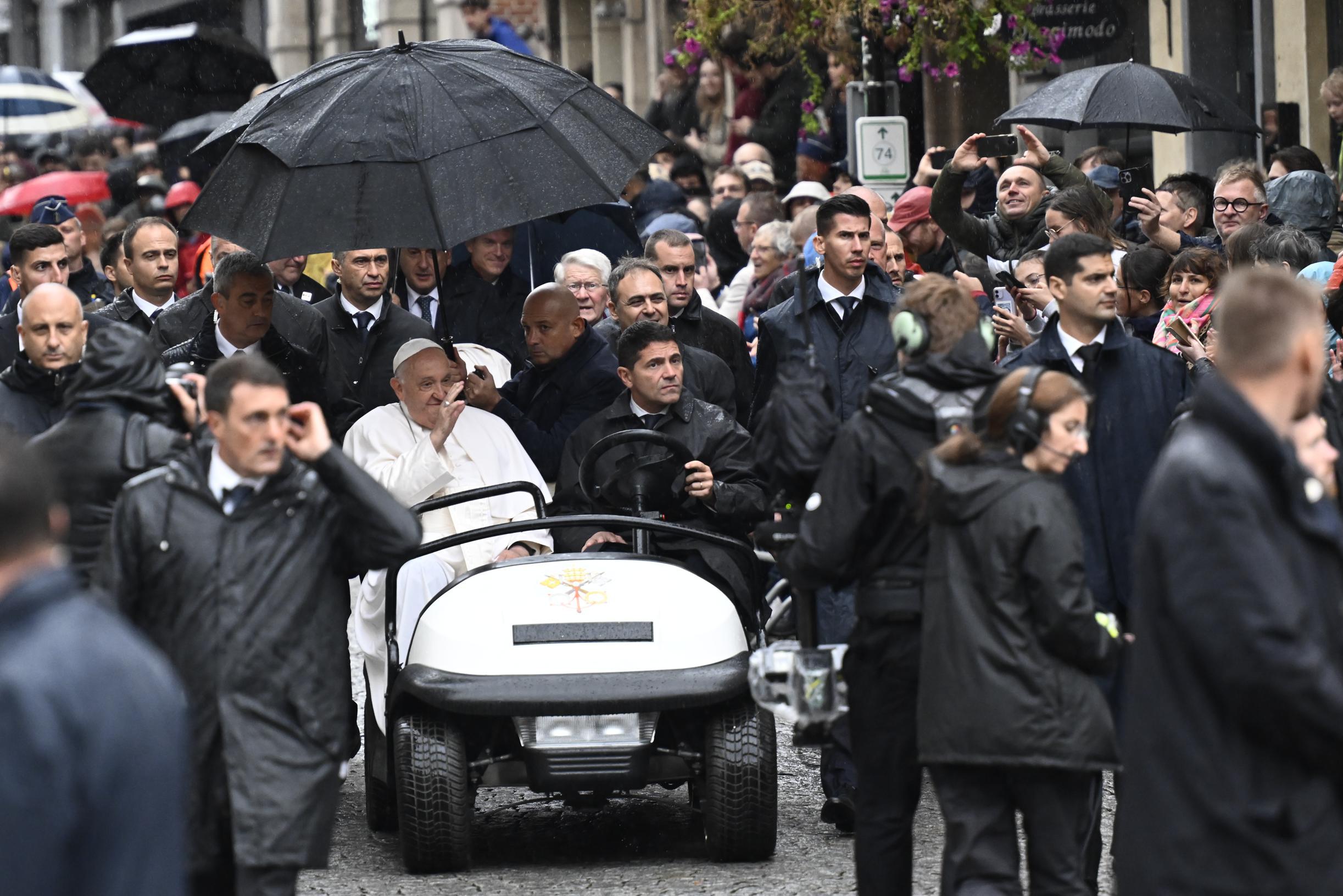 IN BEELD. Paus rijdt in pausmobiel door Leuvense straten | GVA