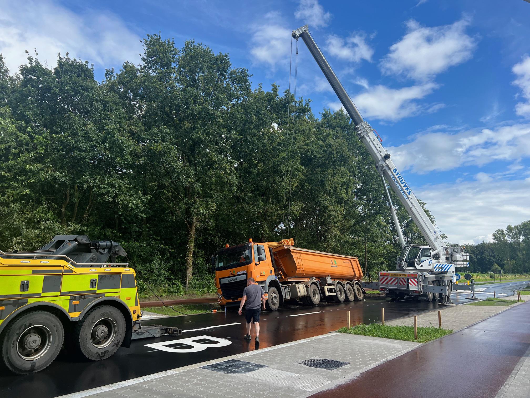 Vrachtwagen zakt weg in berm naast heraangelegde Stationlei | GVA