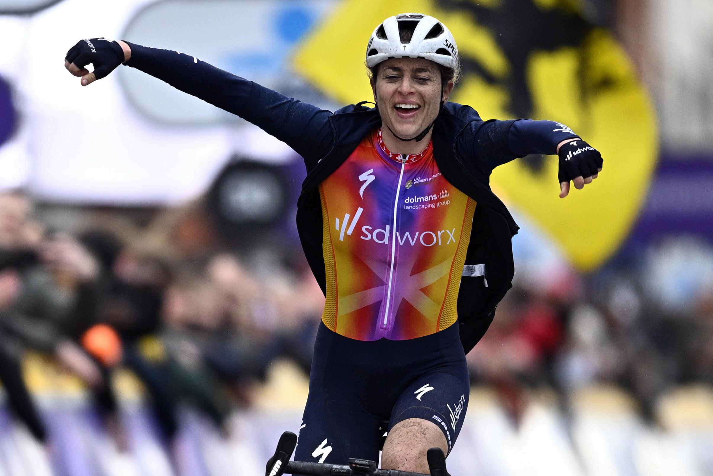 Marlen Reusser reed even verkeerd maar wint Gent-Wevelgem na knappe ...