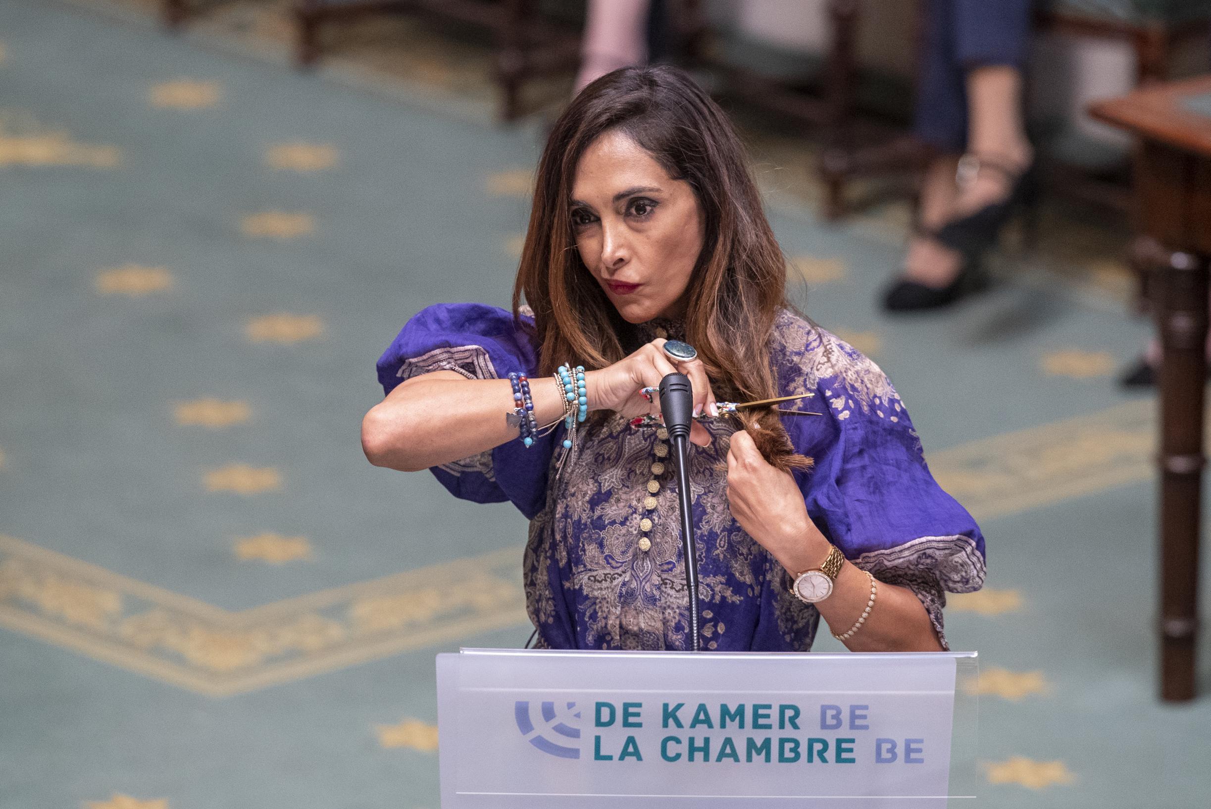 N-VA-Kamerlid Darya Safai knipt haren af in parlement uit solidariteit ...