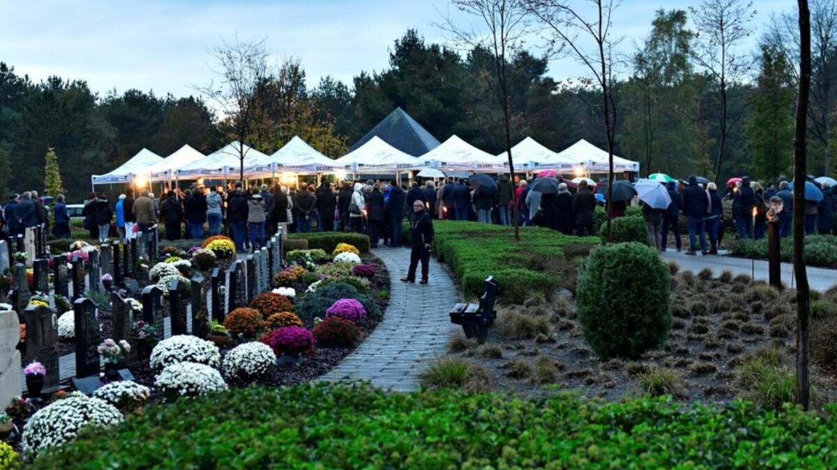 Reveil zorgt voor warme gloed op kerkhof Zanddijk | GVA