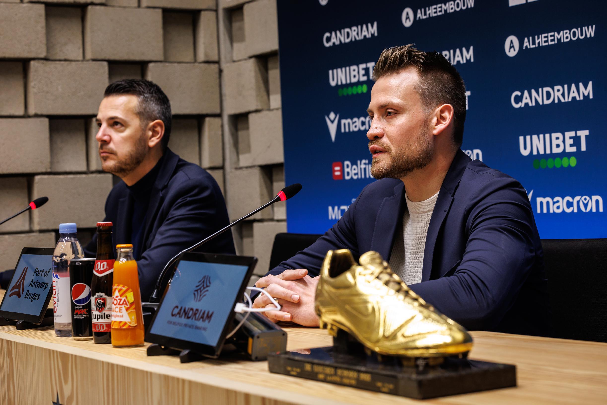 Simon Mignolet ontkurkt de champagne en toont Gouden Schoen: “Hoop dat ...
