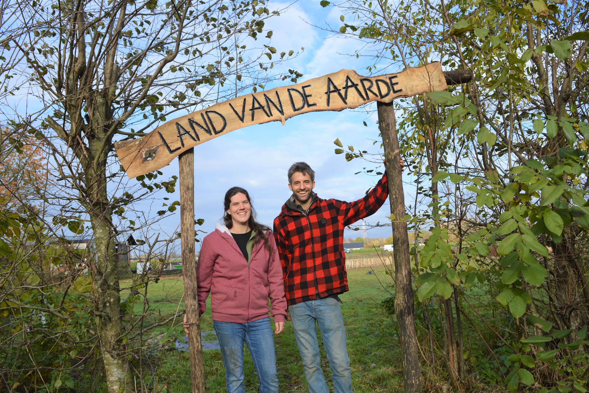 Onkruid bestaat niet in nieuw voedselbos Land van de Aarde, alleen ...