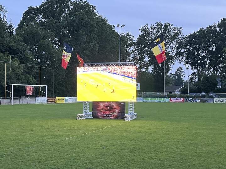 WK ook op gang getrapt bij KFC Halle: groot scherm staat op voetbalveld ...