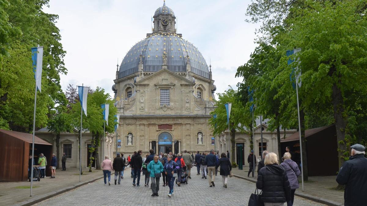 Broederschapvereniging uit Ruisbroek plaatst grote pancartes in Klein ...