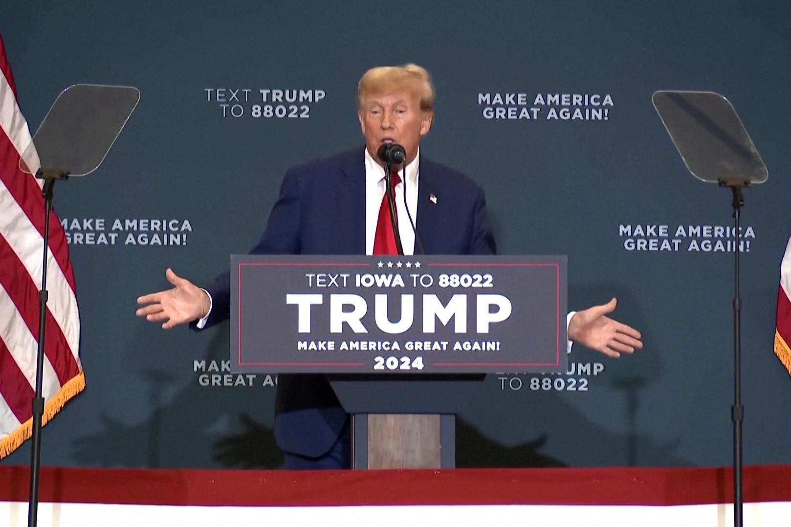 Donald Trump drijft de spot met accent van president Emmanuel Macron ...