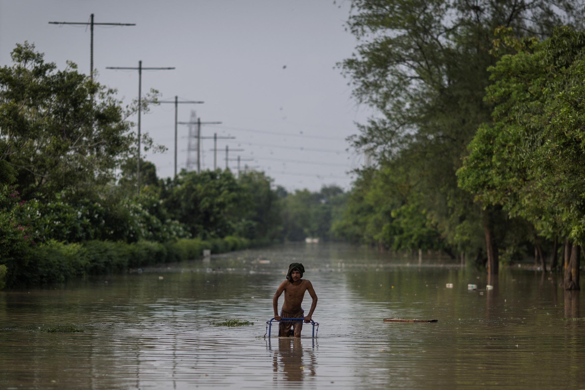 Moessonregens in India hebben al aan zeker zeventig mensen het leven ...