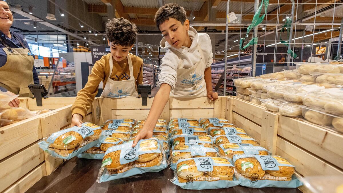 Van rekken vullen tot aan de kassa staan: leerlingen nemen Mechelse ...