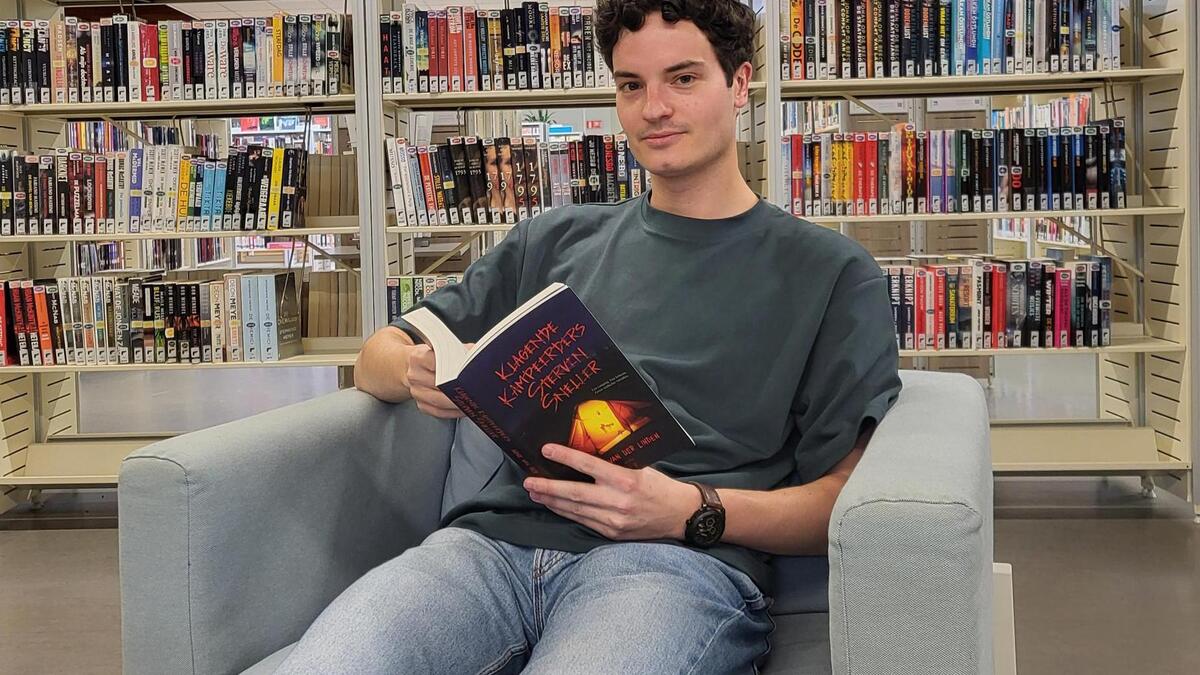 Arne (27) verweeft zijn ervaringen als campingreceptionist met fictief ...