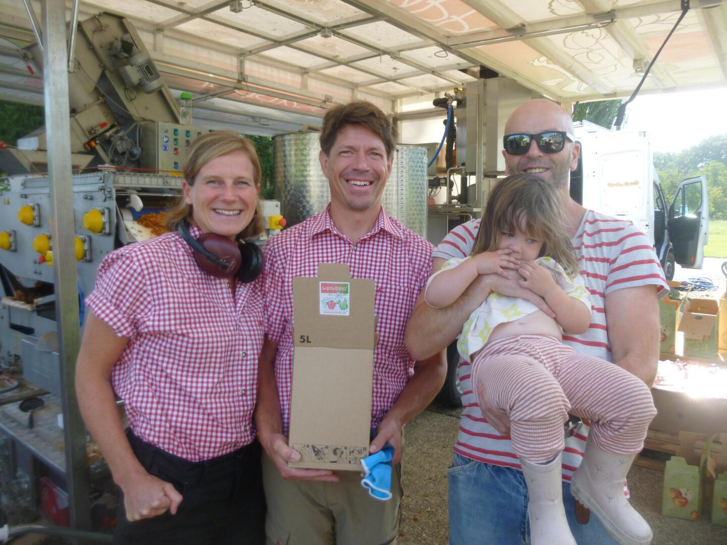 Sapsappel en Beweging.net persen samen 2100 liter sap uit fruit van de ...