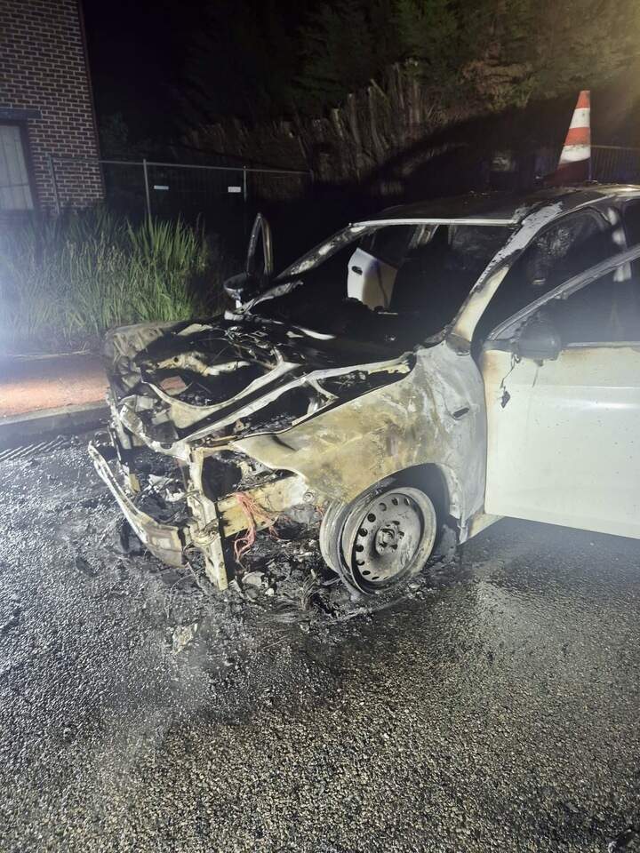 Auto brandt quasi volledig uit in Willebroek: “Vuur was na kwartiertje ...