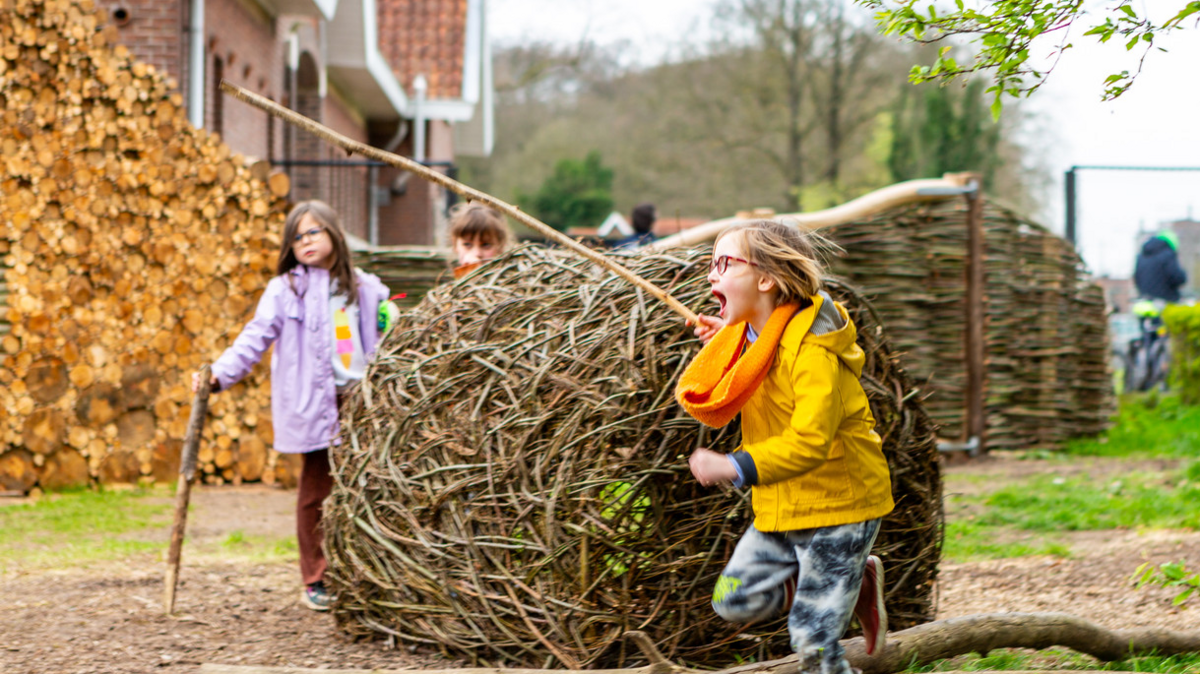 Vernieuwd speelbos bij kinderboerderij in Rivierenhof officieel ...