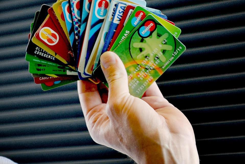 19-jarige geeft zich uit als medewerker van Cardstop en haalt bankkaart ...