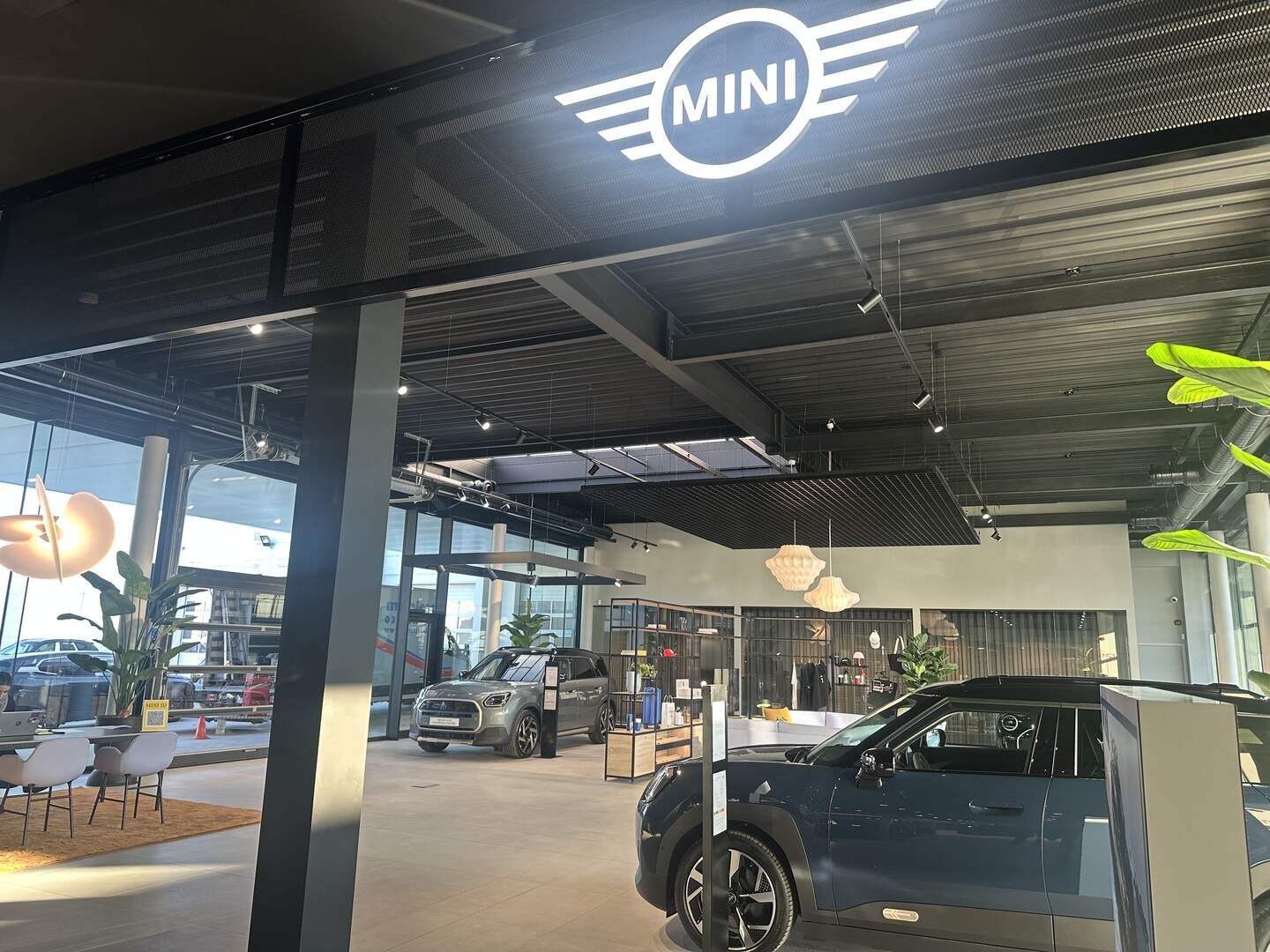 Familiebedrijf Sneyers investeert fors in BMW-showroom die op een ...