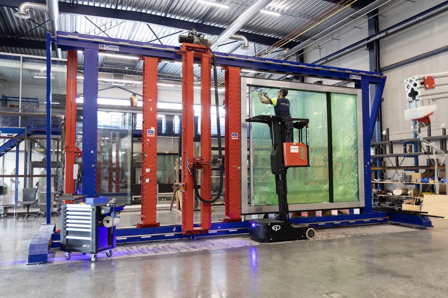 Reynaers Aluminium geeft inkijk in hypermoderne magazijnen van 23 ...