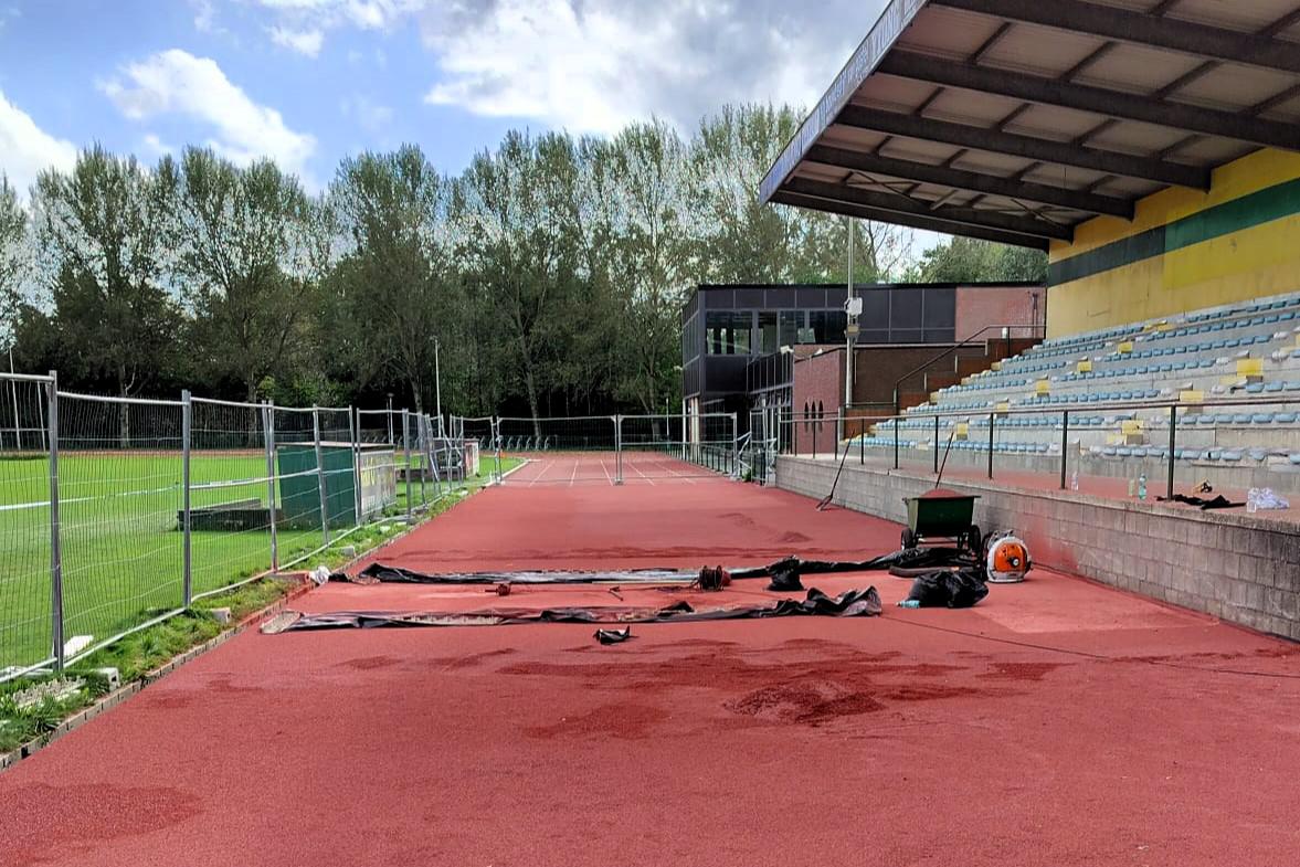 Atletiekpiste verlost van vervelende opstuwende boomwortels ...