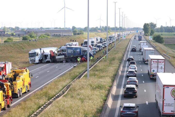 E19 richting Antwerpen gedeeltelijk vrij: snelweg was acht uur lang ...