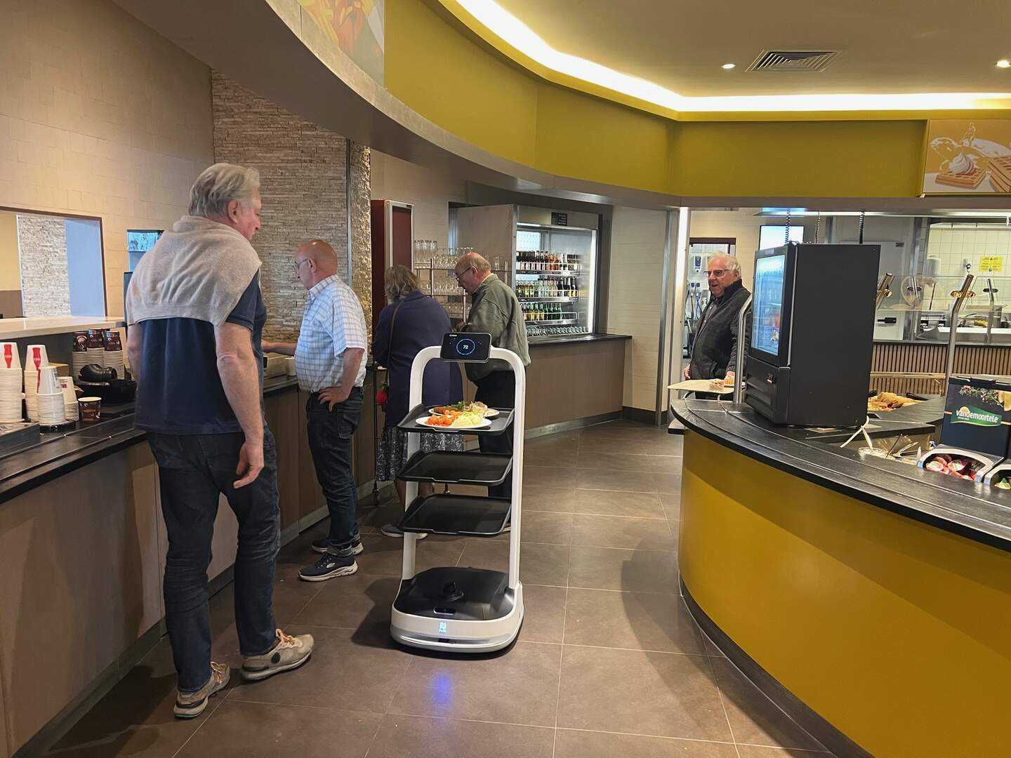Très Belge opent restaurant op Shopping Park Olen: “Robots Benny en ...