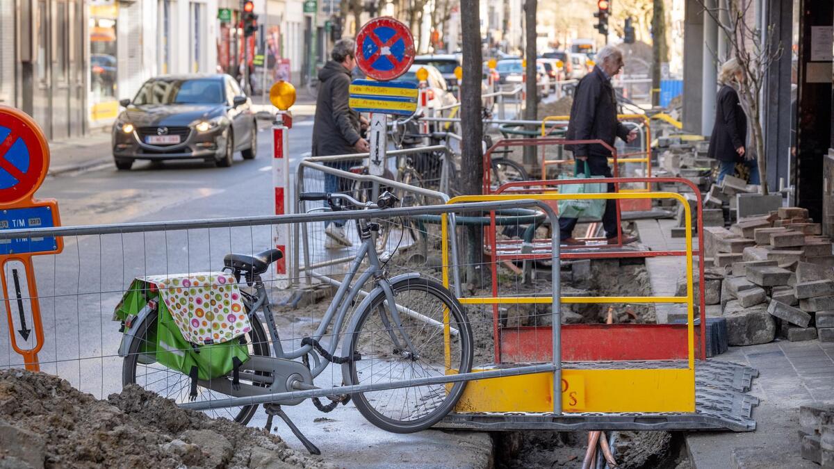 Winkelstraat verandert door werken in gracht met loopbruggen ...