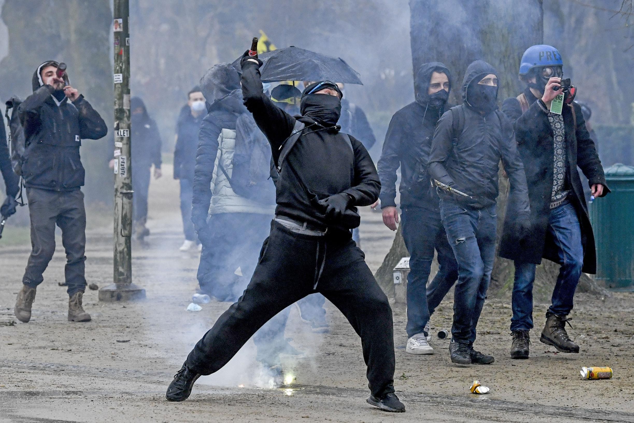 DISCUSSIE. “We zijn de pispaal van de maatschappij”: politievakbond ...