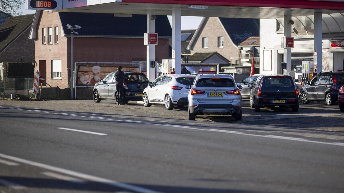 Nederlanders steken massaal grens over om goedkoper te kunnen tanken ...