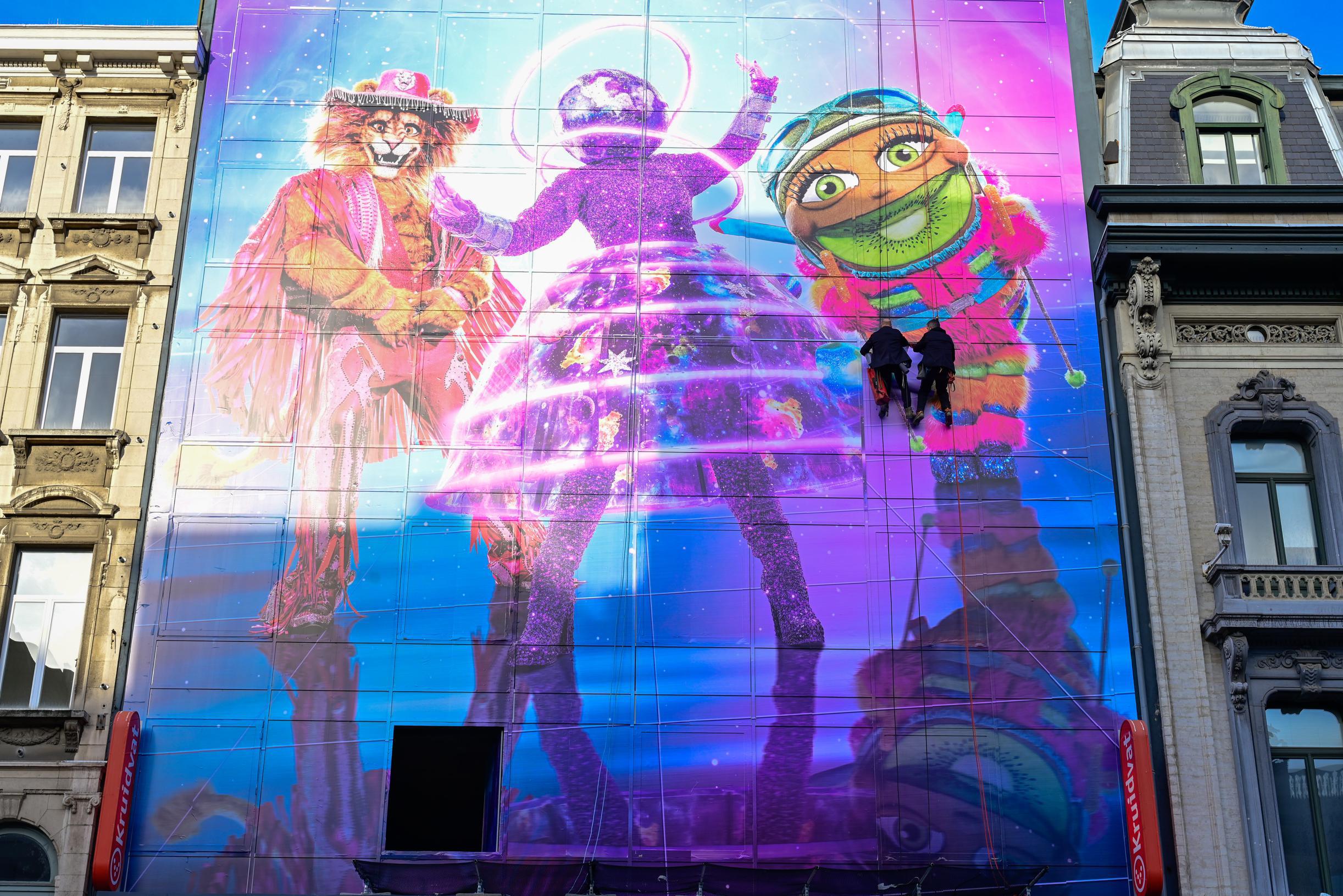 ‘The Masked Singer’-reclame op de Meir toont nog onbekend figuur: wie ...